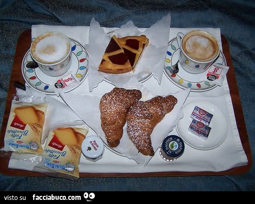 Colazione cornetti, cappuccino, crostatine e fette biscottate ...